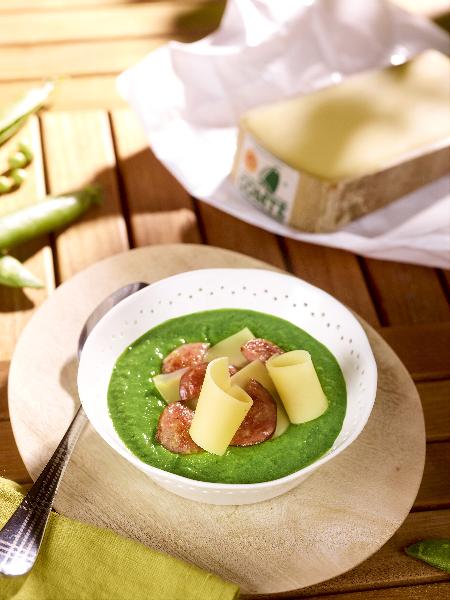 Potage froid aux petits pois, fines tranches grillées de saucisse de ...