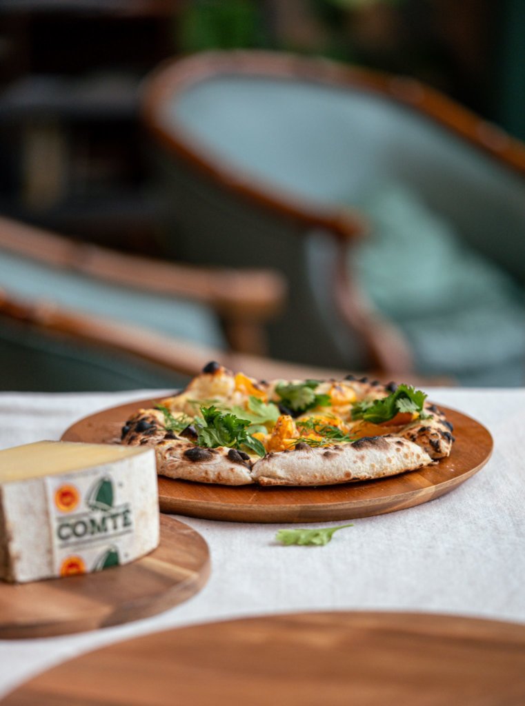 Flatbread Comté, nduja, tomate râpée X Whoogy's - Comté