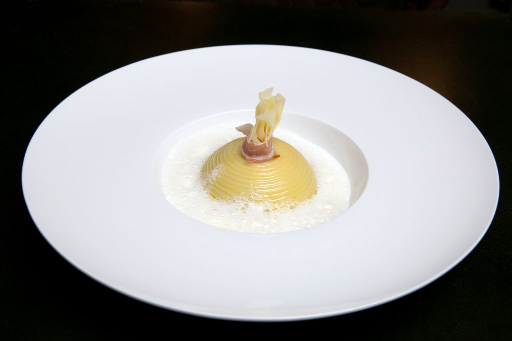 Timbale de spaghetti, jaune d’oeuf fermier crémeux, pousses d’épinard ...